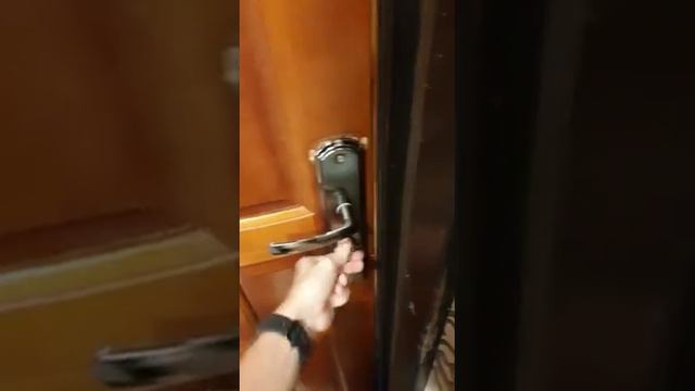 Не работает защелка замка изнутри квартиры