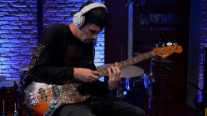 УДИВИТЕЛЬНОЕ ТЭППИНГ-БАСС СОЛО – ЭВАН БРЮЭР
UDIVITEL'NOYe TEPPING-BASS SOLO – EVAN BRYUER