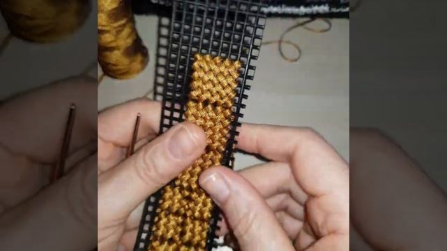 Вышитый узор на канве .