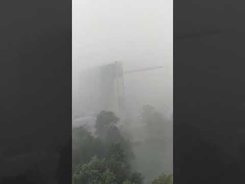 В Раменском районе Подмосковья во время ливня 28.06.21 упал строительный кран