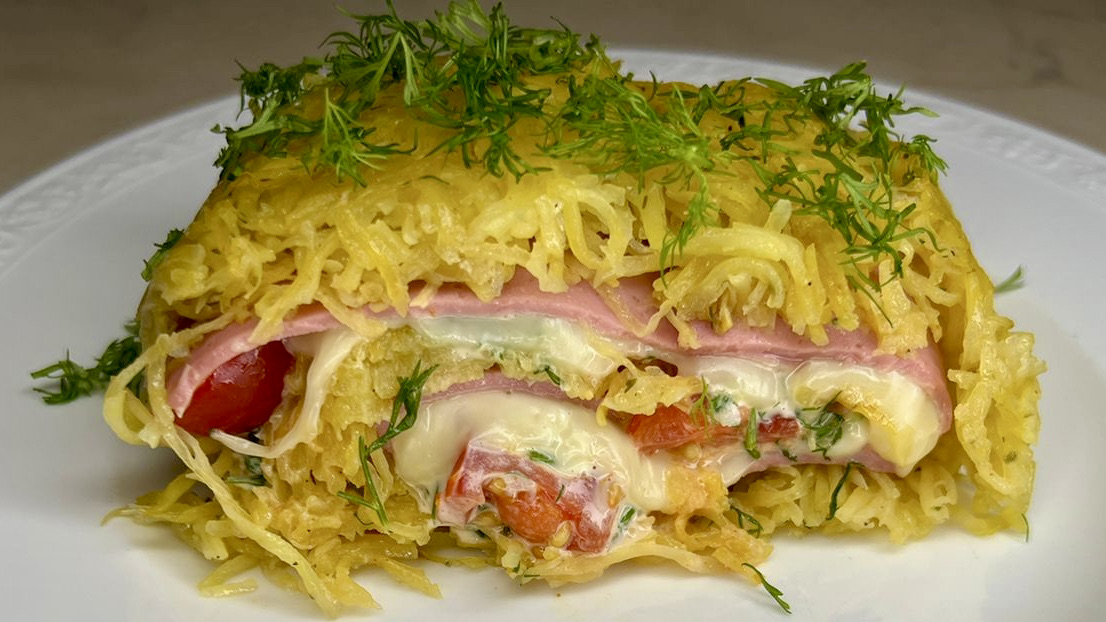 Рулет из картофельной соломки с колбасой ,сыром и томатами ?