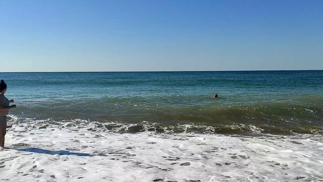 Купание в волнах на Чёрном море в Абхазии.