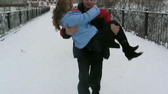 2006.11.30 На свадьбе Максим несёт Катю..MP4