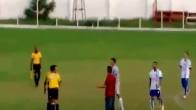 Referee pulls out a 'GUN' during football match in Brazil!!! – смотреть ...