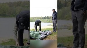 Омар и палатка из надувной лодки| Омар в большом городе #shorts