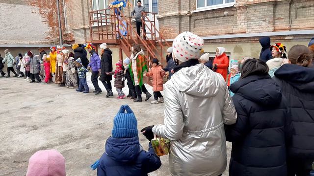 хоровод - ножками потопаем ручками похлопаем