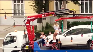 Девушка пытается станцевать на эвакуаторе