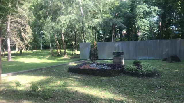 Большое количество отдыхающих гуляет по парку в Ессентуках