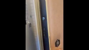Реставрация входной металлической двери. Видео до работ.
