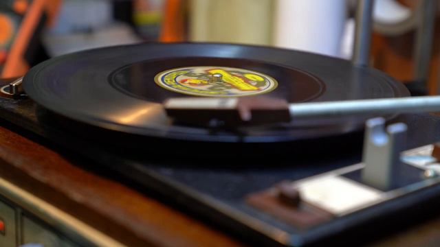 Оцифровка столетней пластинки в нашей аппаратной "Новая испанская песенка"