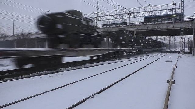 Тепловоз 2ТЭ25КМ-0179 (ТЧЭ-2) с грузовым поездом.