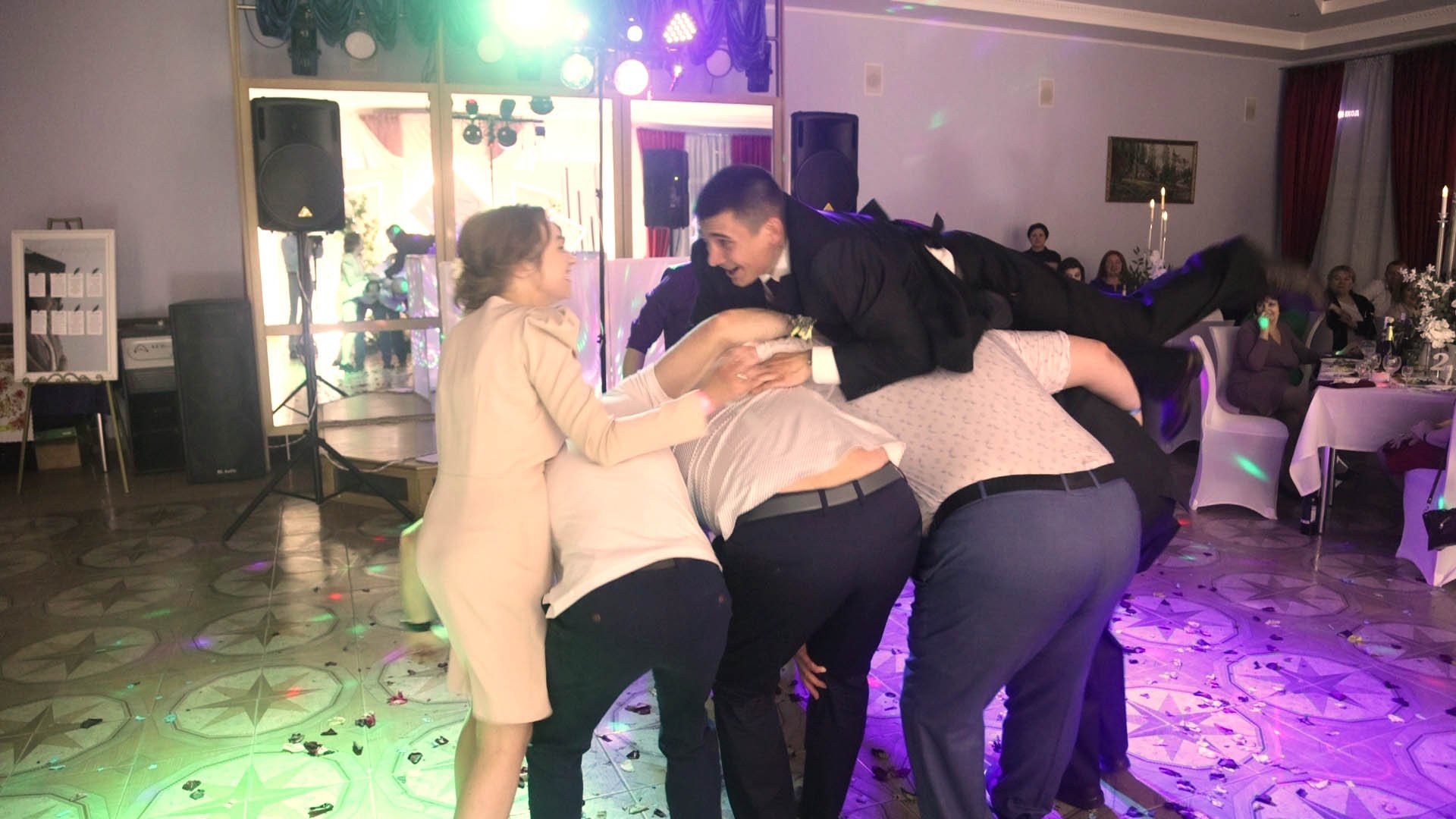 На свадьбе украли невесту, а свидетели виноваты