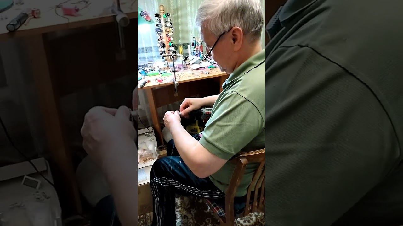Все члены нашей семьи делают ЭТО...  Помогаю папе добыть материалы для вязания мушек на хариуса