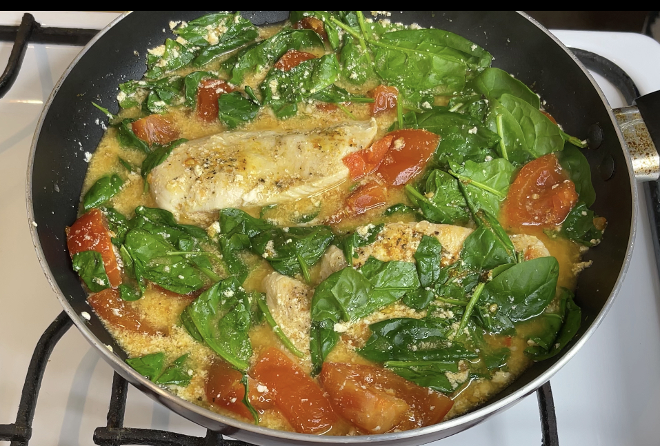 Сочная куриная грудка со шпинатом и помидорами - ПП рецепт