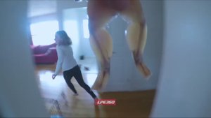 Папа пугает дочь лягушачьими лапками