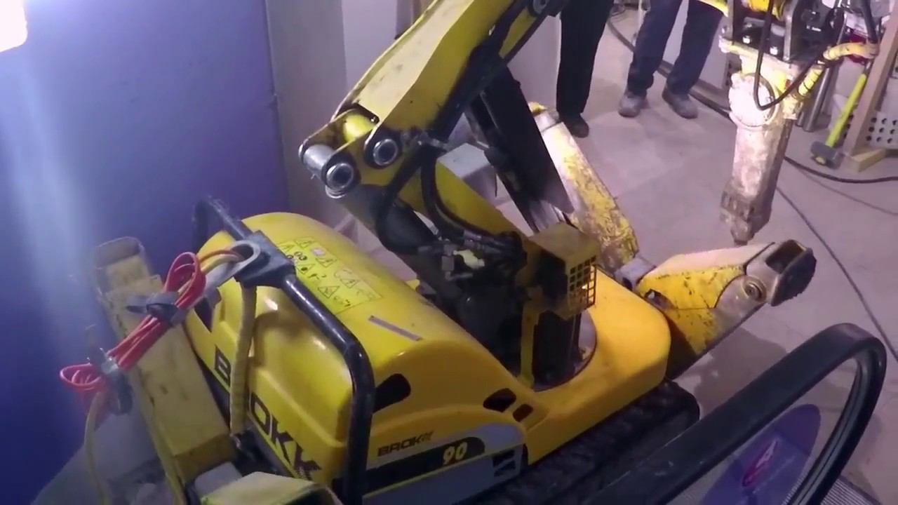 Демонтажные работы под установку эскалатора. Демонтажный робот Brokk