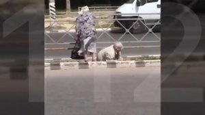 Бабушки переходят дорогу в неположенном месте
