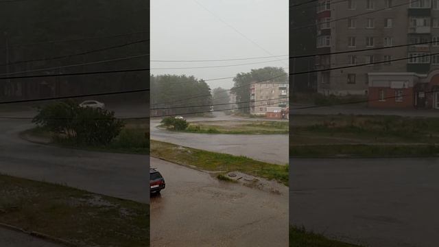 Ливень поливает город