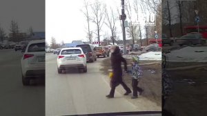Шевроле чуть не сбил маму с сыном.