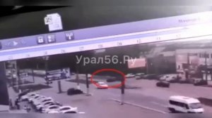 Момент смертельного ДТП в Орске попал на камеры наблюдения.