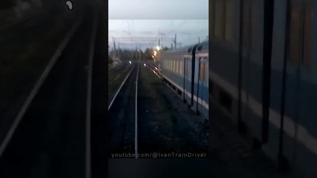 Две электрички одновременно едут по станции 😄