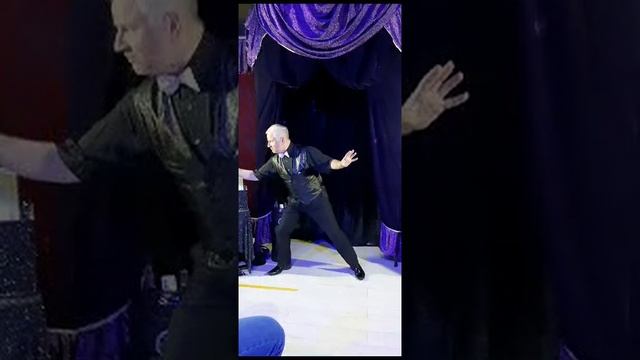 один из номеров в шоу "Это другой платок" ...