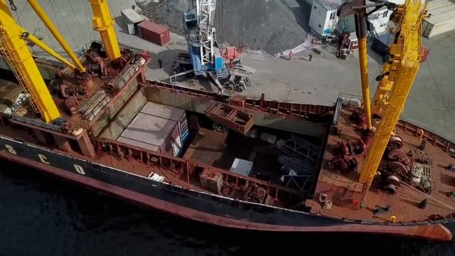 ООО Рейд погрузка техники в порту и рейдовая погрузка самоходной баржи на борт судна.