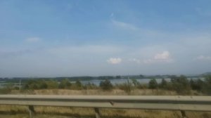 Езда на автомобиле мимо свияжского озера и лесов.