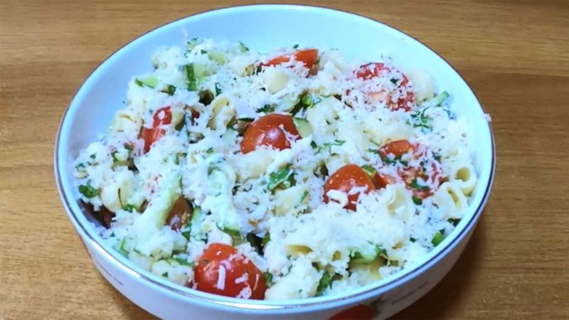 Готовим греческий САЛАТ из КУРИЦЫ с рожками и овощами