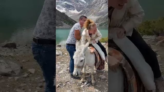 Кудряшка укрощает ослика в горах Таджикистана