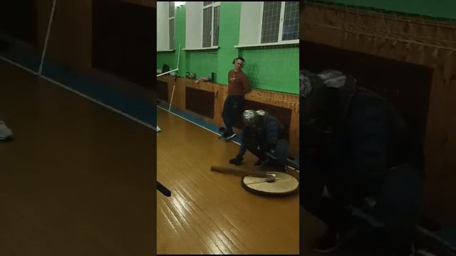 Отбил ногу