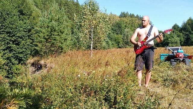 Этот парень косил траву, а потом скосил на электрогитаре.