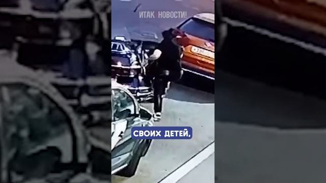 В Москве женщине хотела сфотографироваться на чужом мотоцикле, но уронила его и скрылась!