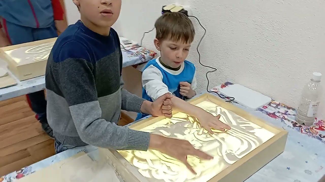 Фрагмент занятия  библиостудии рисования песком