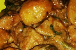 Тушёный картофель с мясом и грибами в сметане.