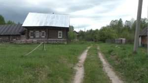 Небольшая деревня в лесу. Скромная старинная деревенька. Деревни в глубинке России.