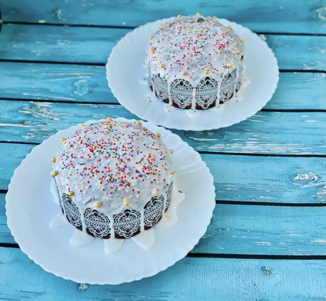 Пасхальный кулич с двумя начинками.Долго не черствеет! Помадка не трескается и не липнет к рукам.