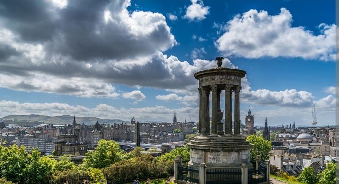 Историческая обзорная "Calton Hill" в Шотландии , город Эдинбург.