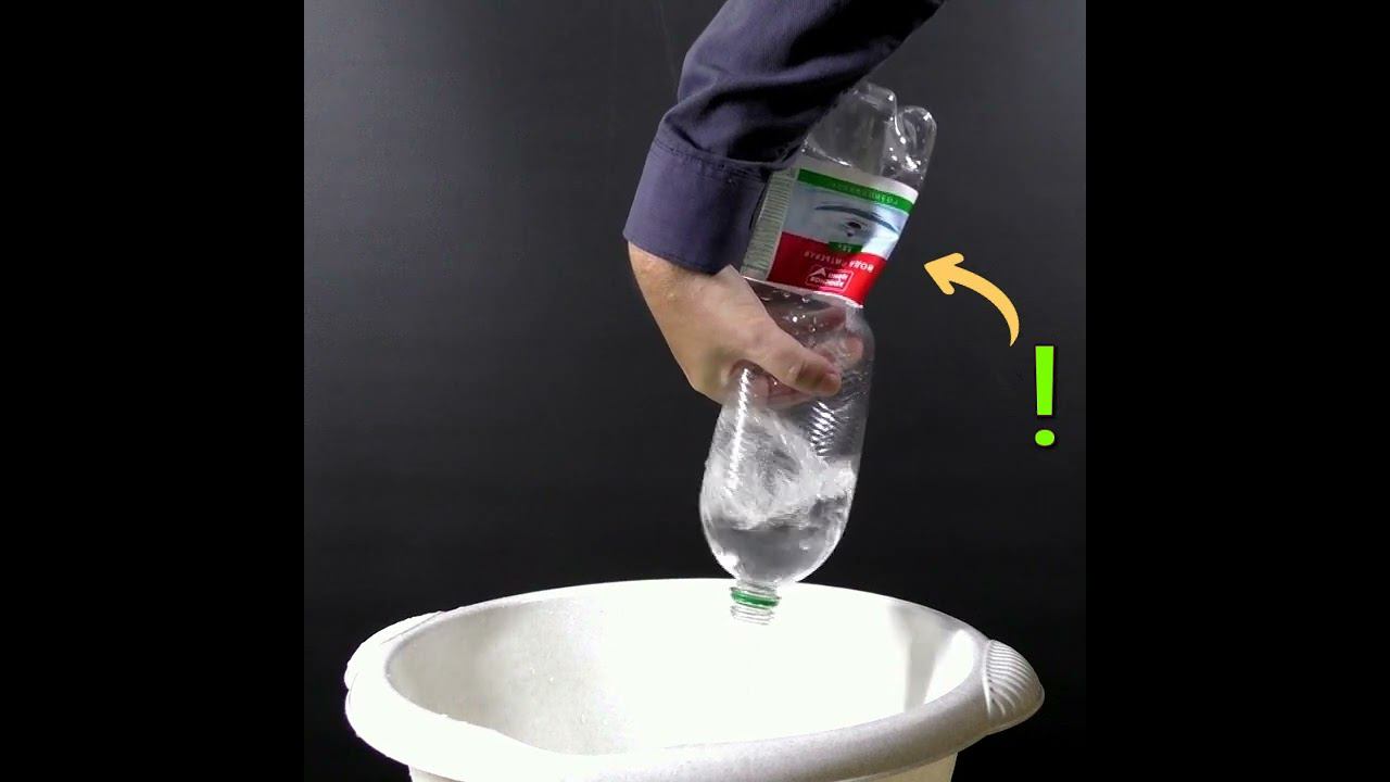 Демонстрация атмосферного давления/Demonstration of atmospheric pressure #shorts #физика #школа