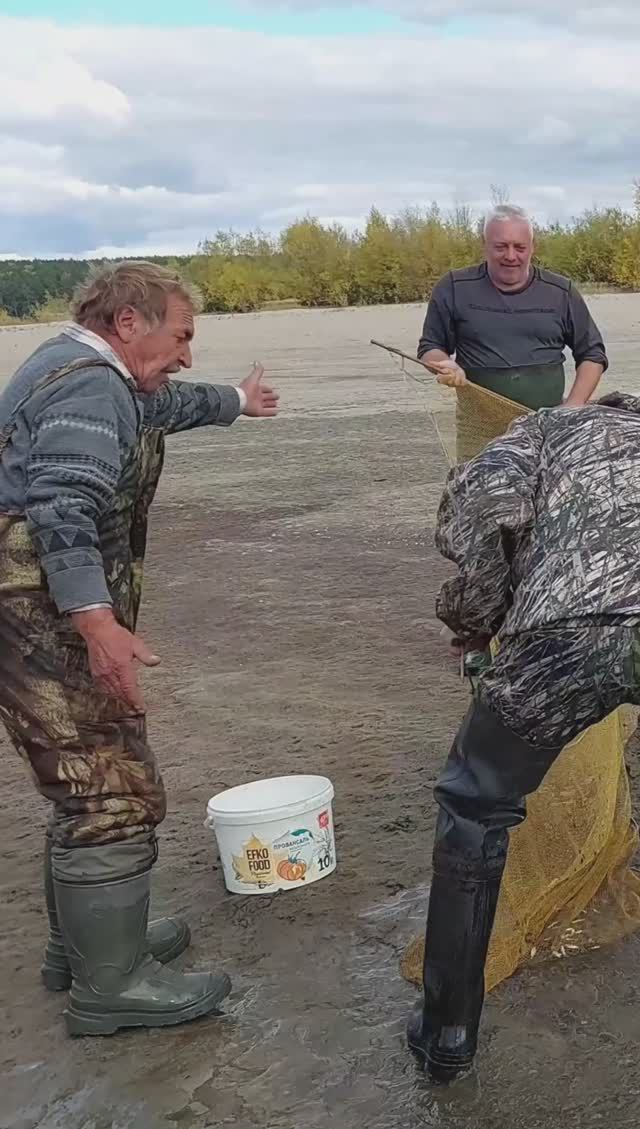 Эти мужики на рыбалке знают секрет счастья
