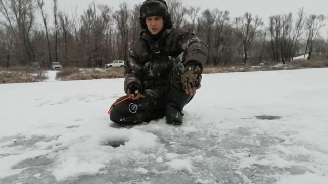 Ловля судака зимой со льда на вибы, балансир, ратлины..mp4