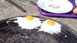 Мужик жарит яичницу на канализационном люке