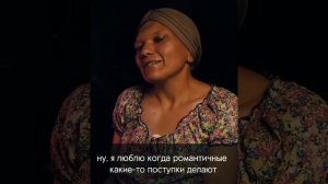 Женщина рассказывает про лучшие подарки,которые должны дарить им.