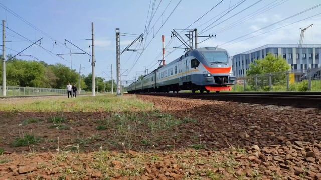 Электровоз ВЛ10К-1576 без грузового состава на платформе Косино (Июльское солнце)