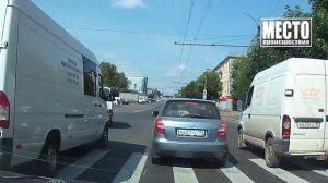 Повернул налево перед Мерседесом
