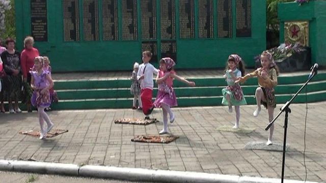 2010.05.09-День победы 03  танец (бабушки старушки)