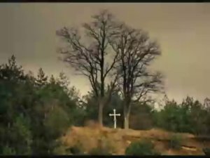 W szczerym polu biały krzyż nie pamięta już kto pod nim śpi .flv