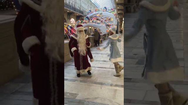 Дед Мороз и Снегурочка жгут на празднике в Москве.