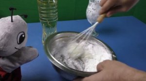 Ёша делает снеговика из искуственного снега