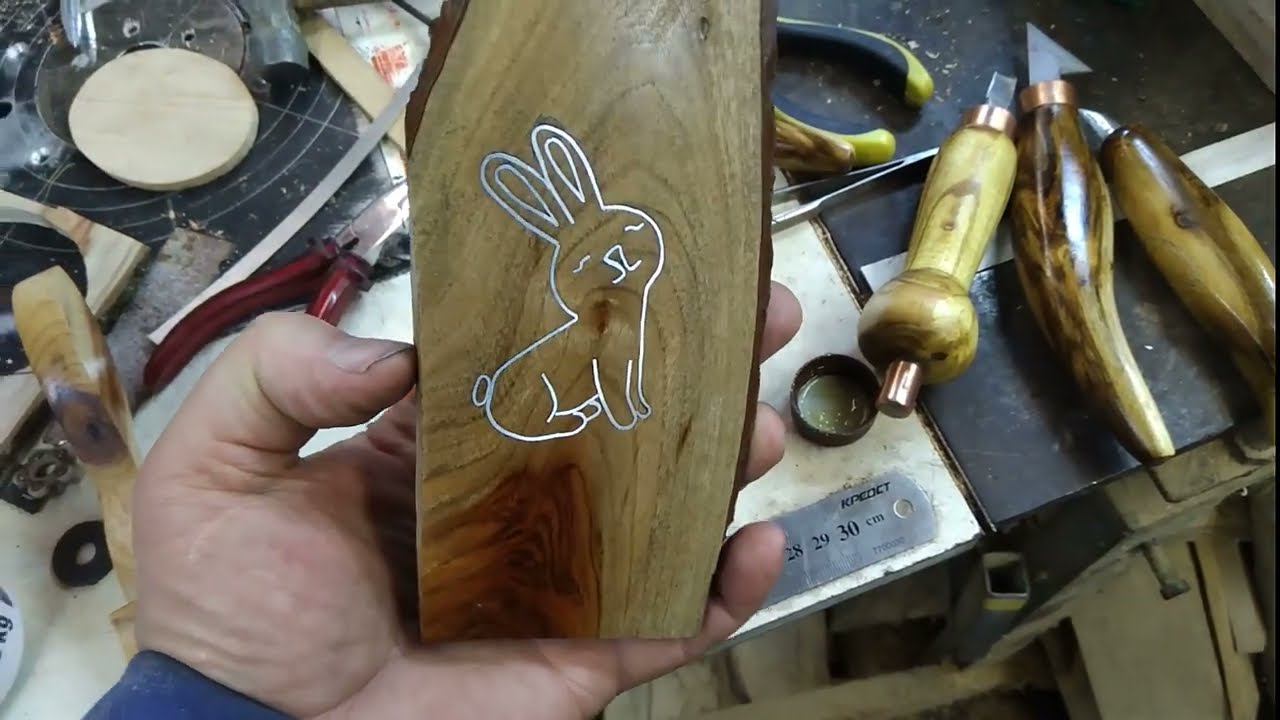 Зайчик, инкрустация по дереву